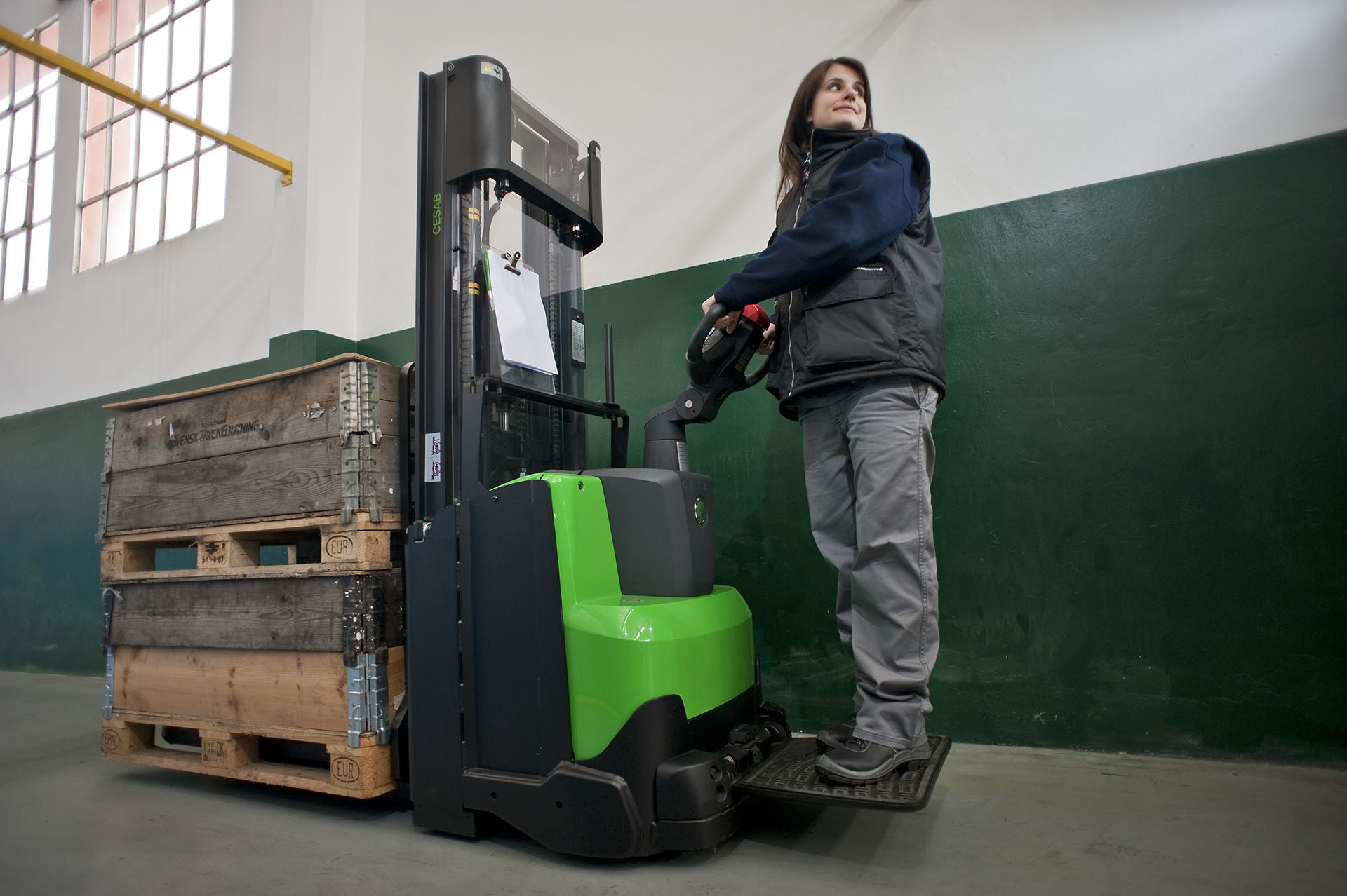 Pedestrian forklifts - what are they and how can they help you in your ...